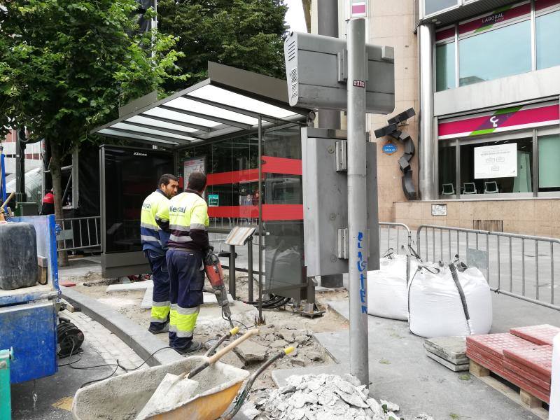 Las marquesinas de Foster cobran ya forma en Bilbao | El Correo