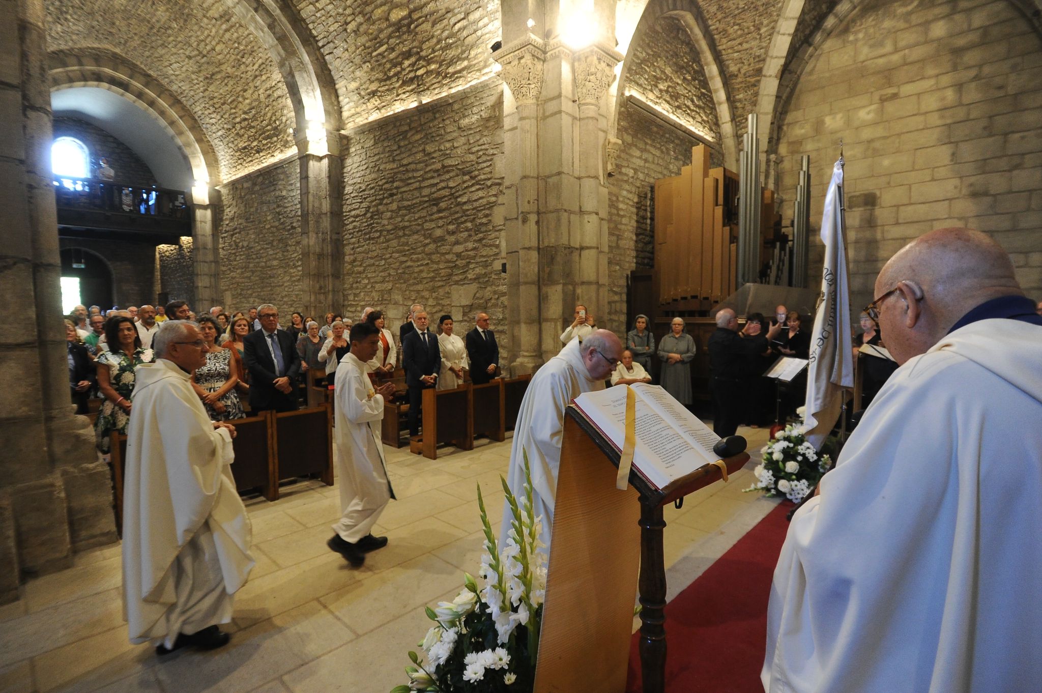 Fotos: Misa de despedida a los tres monjes benedictinos que residen en ...