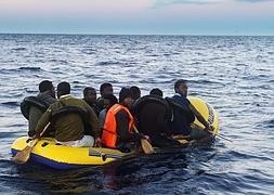 Entrar en coche cuesta a los inmigrantes 6.000 euros y en balsa, 1.500 ...