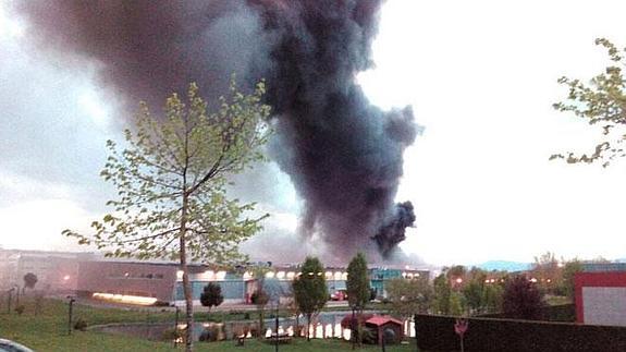 Un espectacular incendio acaba con la nave de pintura de Aernnova en ...